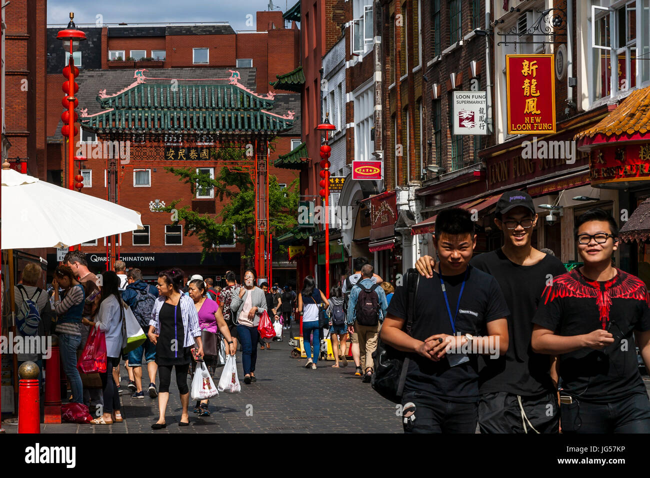 Chinatown chinese england london soho gate hi-res stock photography and ...