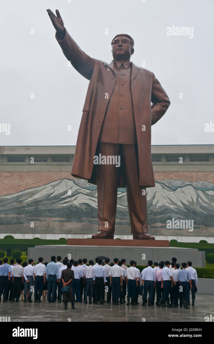 Visitors of the 20 meter high bronze statue of Kim Il-Sung at Mansudae ...
