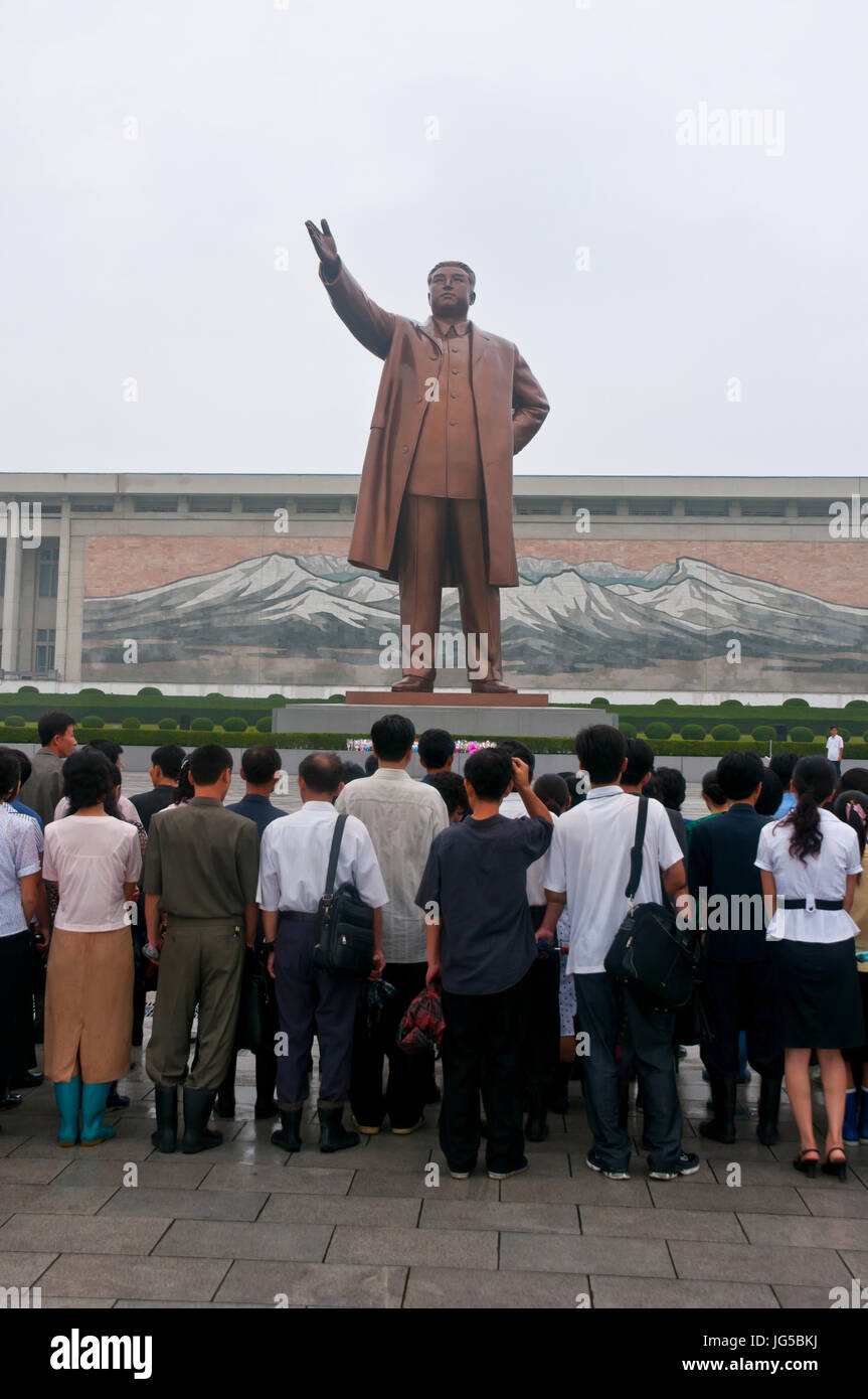 Visitors of the 20 meter high bronze statue of Kim Il-Sung at Mansudae ...