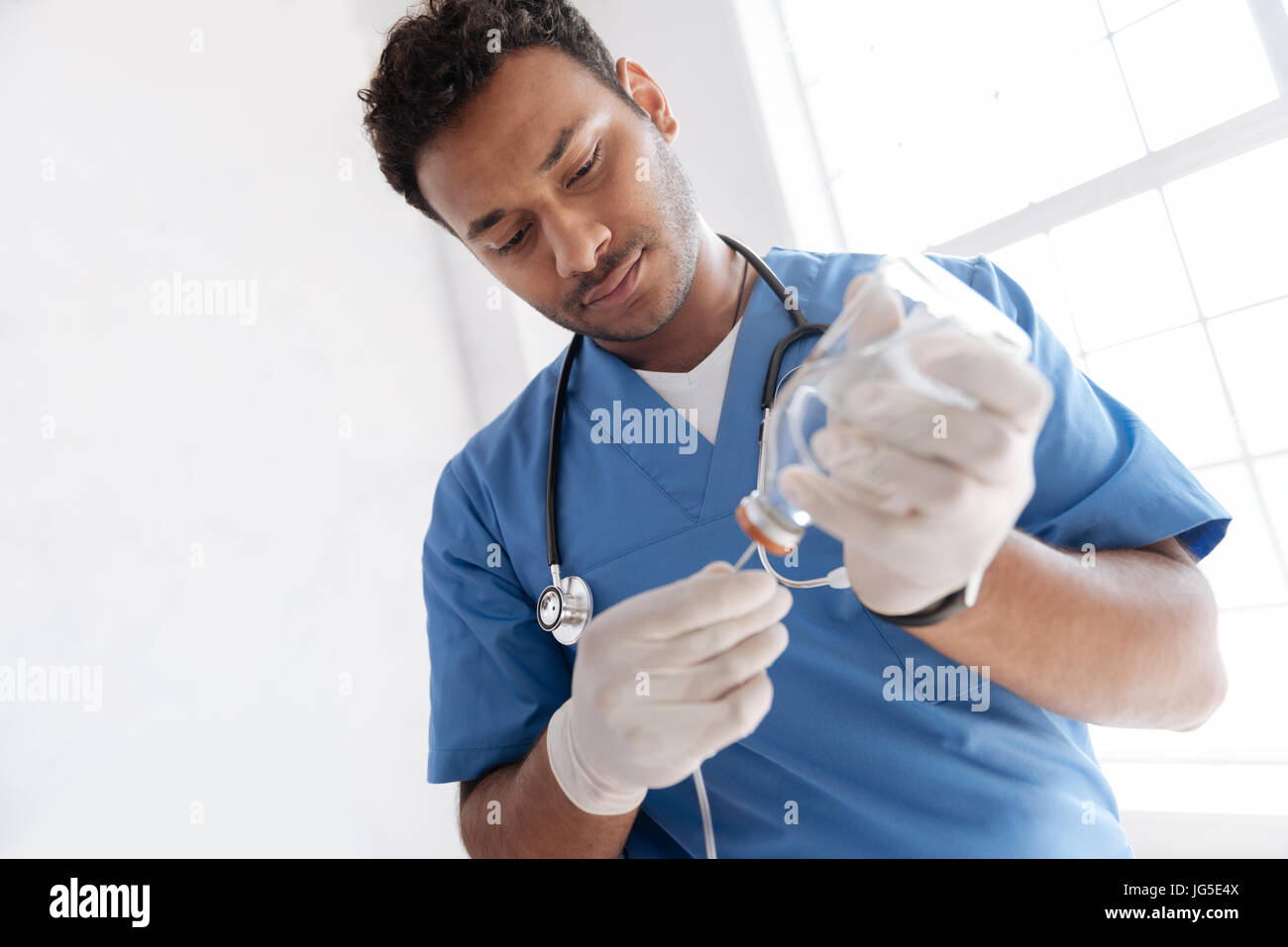 Doctor doing checkup stethoscope hi-res stock photography and images ...