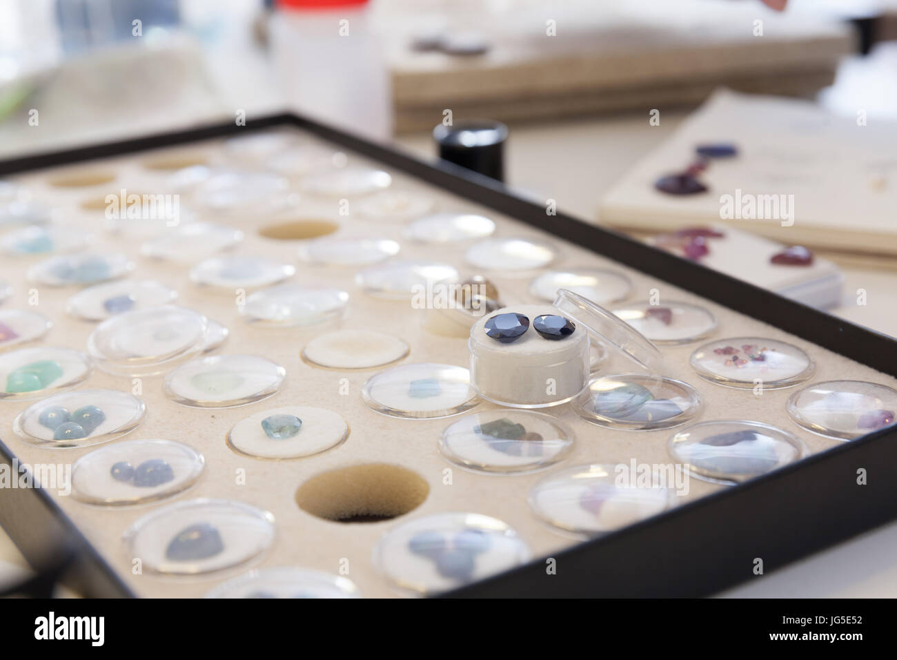 Jeweler at work, crafting in a jewelery workshop Stock Photo - Alamy