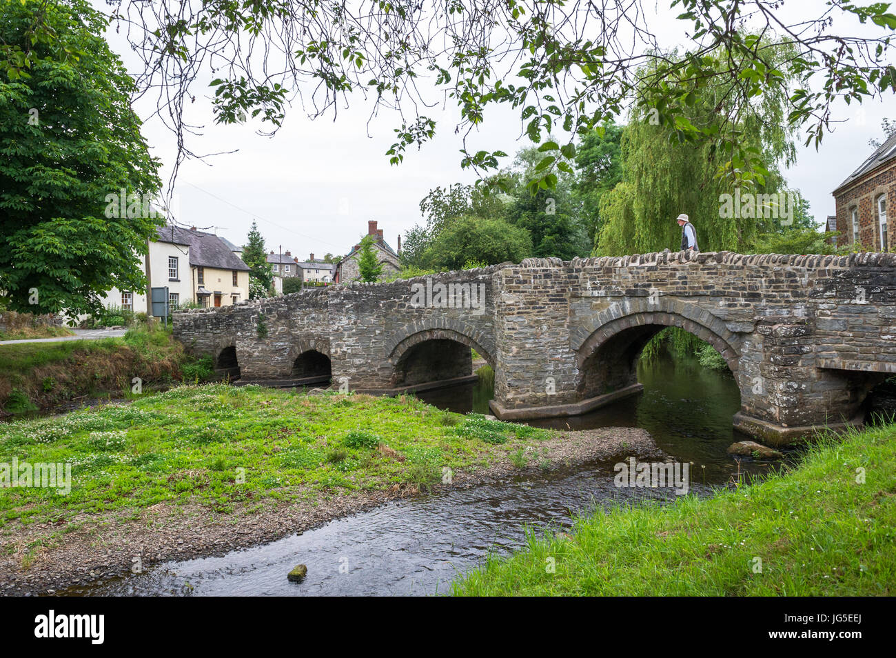 Small stone bridge crossing hi-res stock photography and images - Alamy