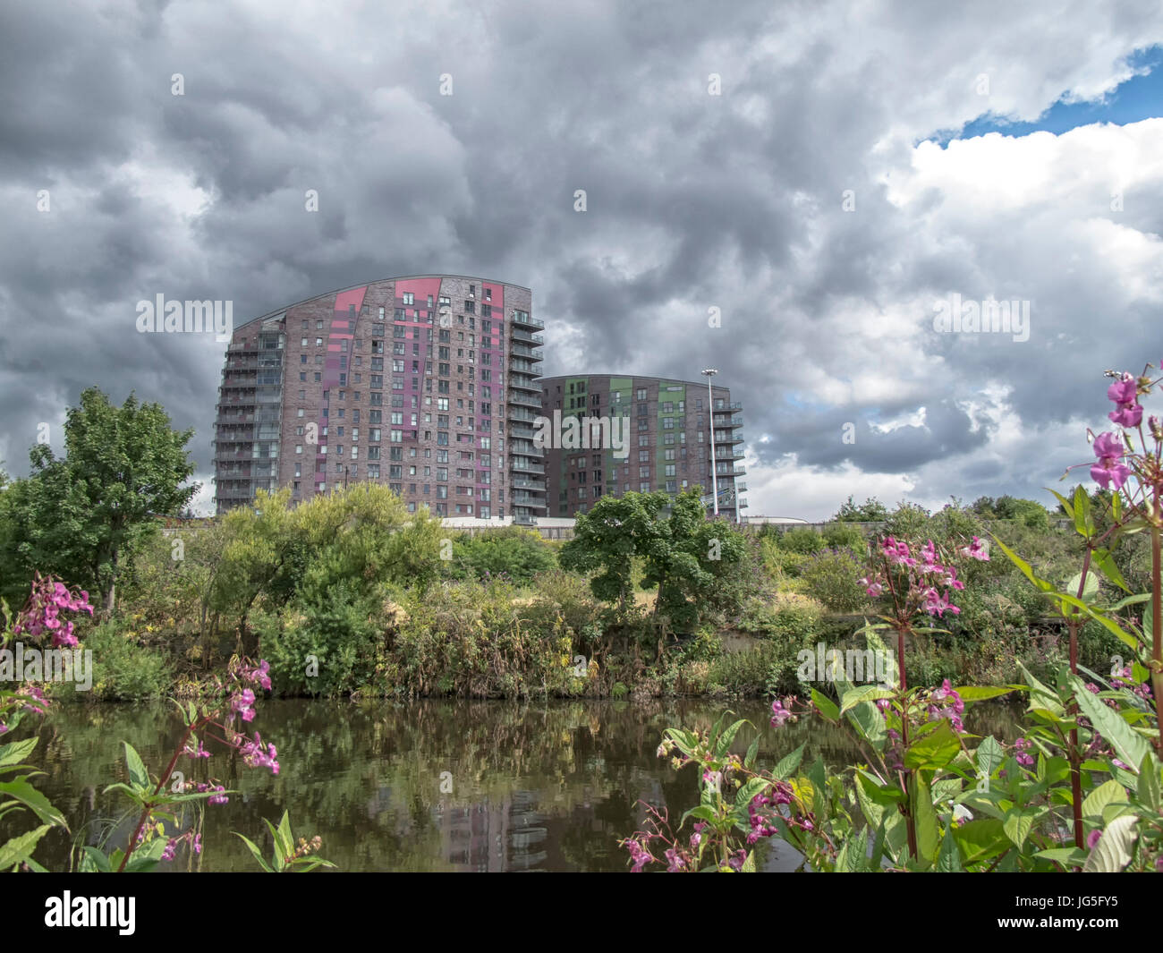 High rise flats in leeds hi-res stock photography and images - Alamy