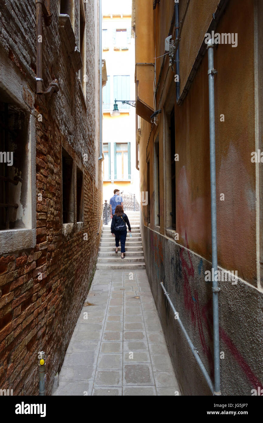 One of many narrow alleys in Venic, Italy Stock Photo - Alamy
