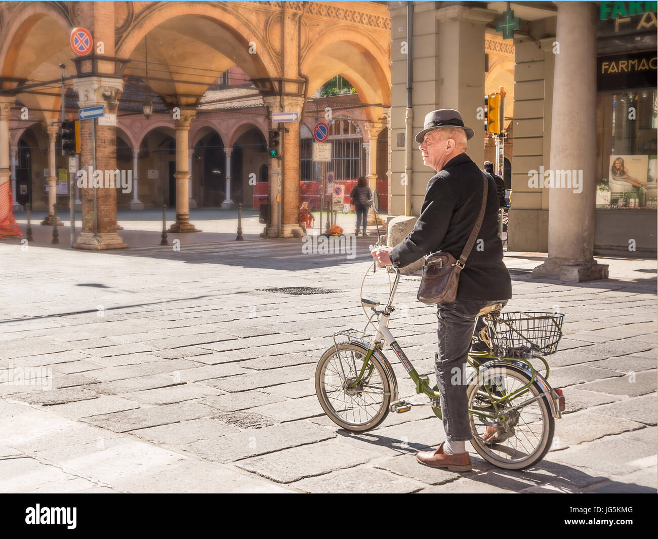 Elderly male cyclist hi-res stock photography and images - Alamy