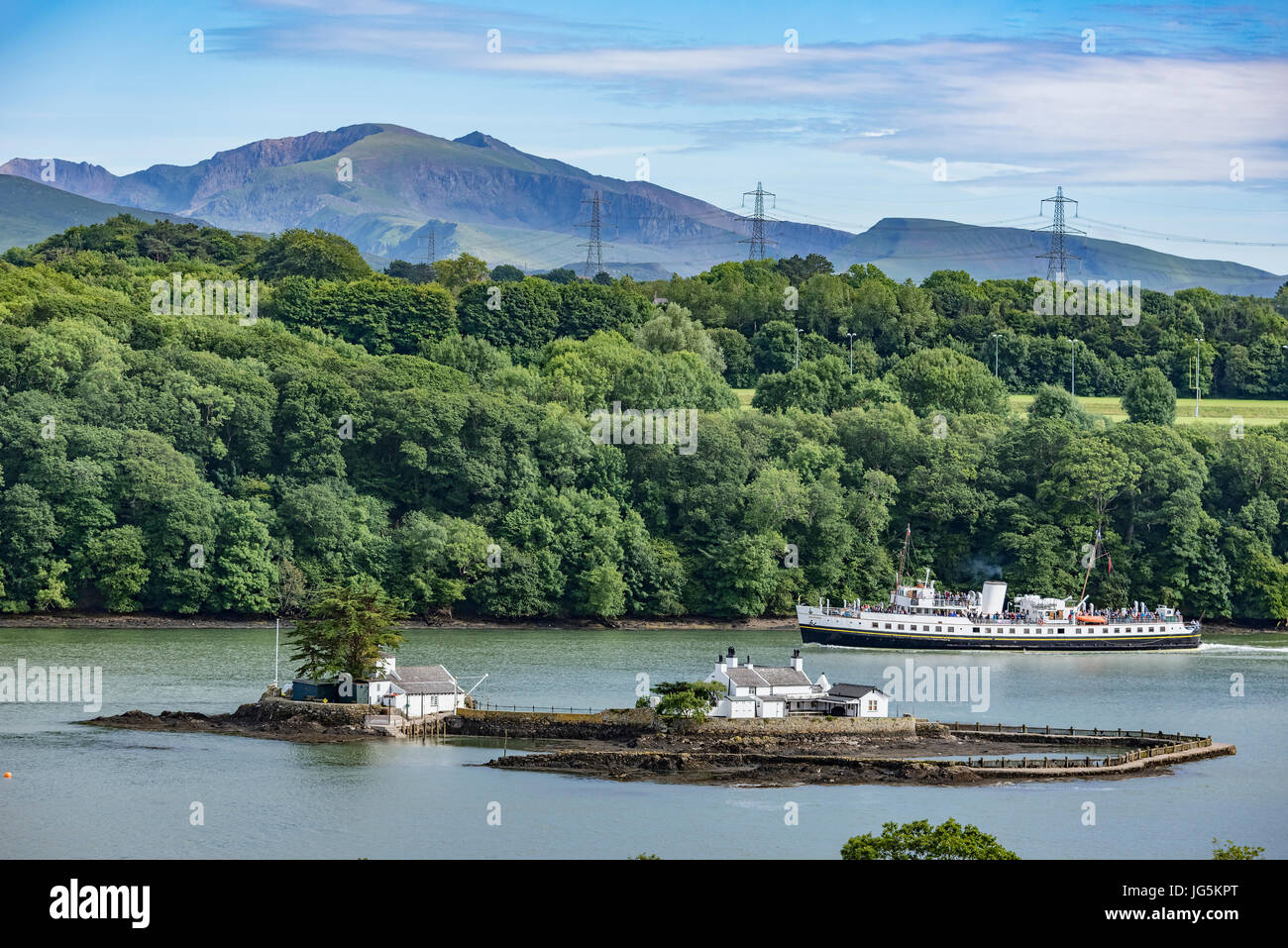 Menai srtaits MV Balmoral with Snowdon in the background Stock Photo ...