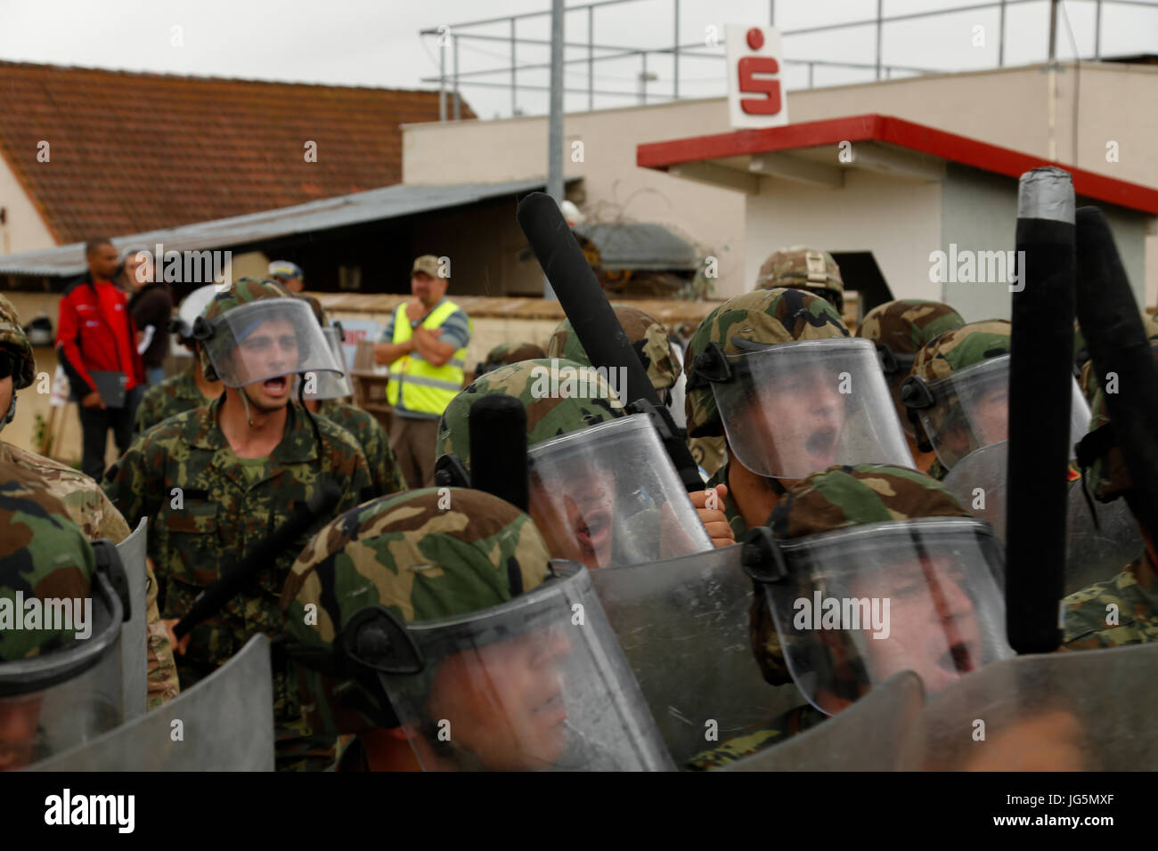 Albanian soldiers of the 1st Company, Commando Battalion, Albanian Land ...