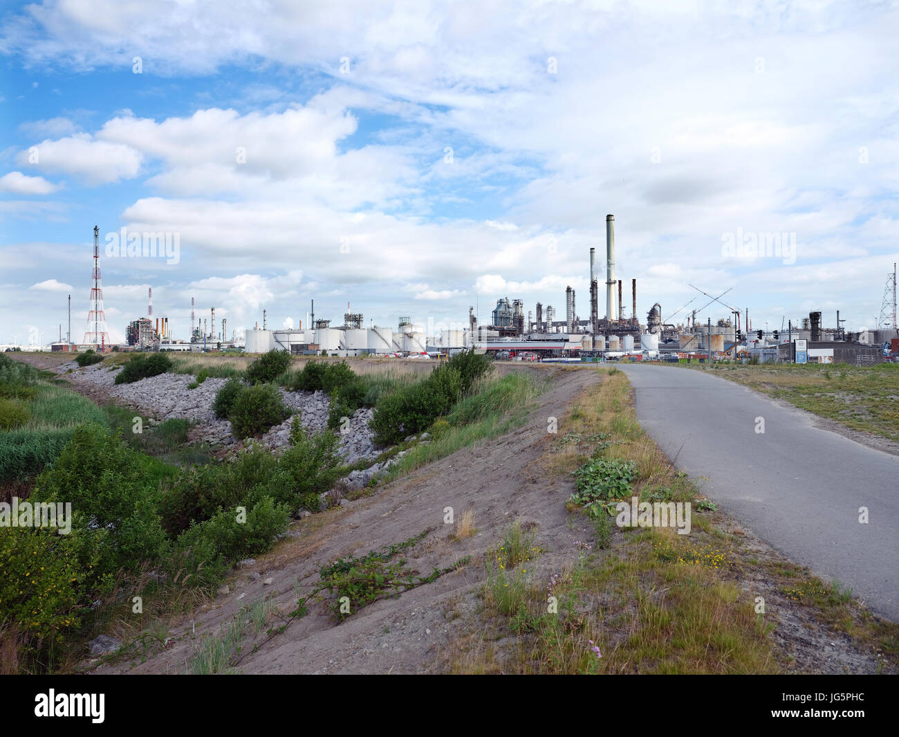 antwerpen, Belgium, 26 june 2017: esso refinery in belgian port of ...