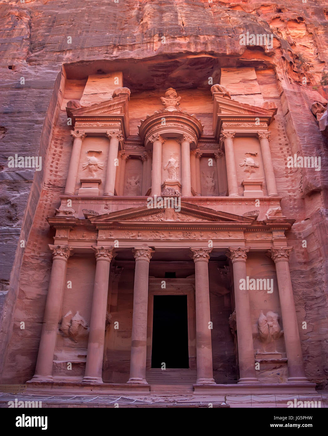 Famous tomb Al-Khazneh or Treasury in Petra Stock Photo - Alamy