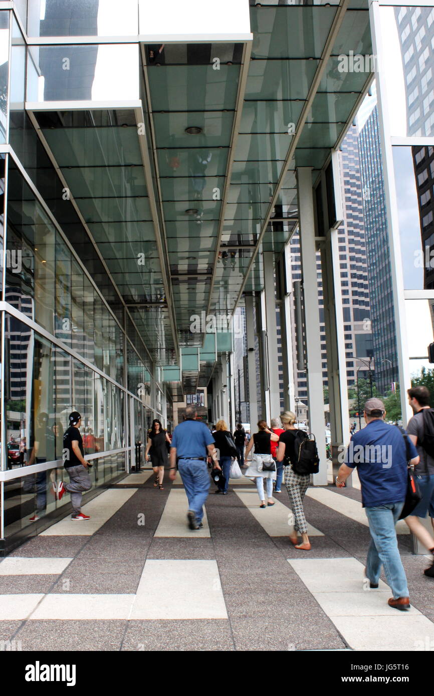 Commuters walking to the Ogilvy Transportatoin Center in Chicago, IL ...