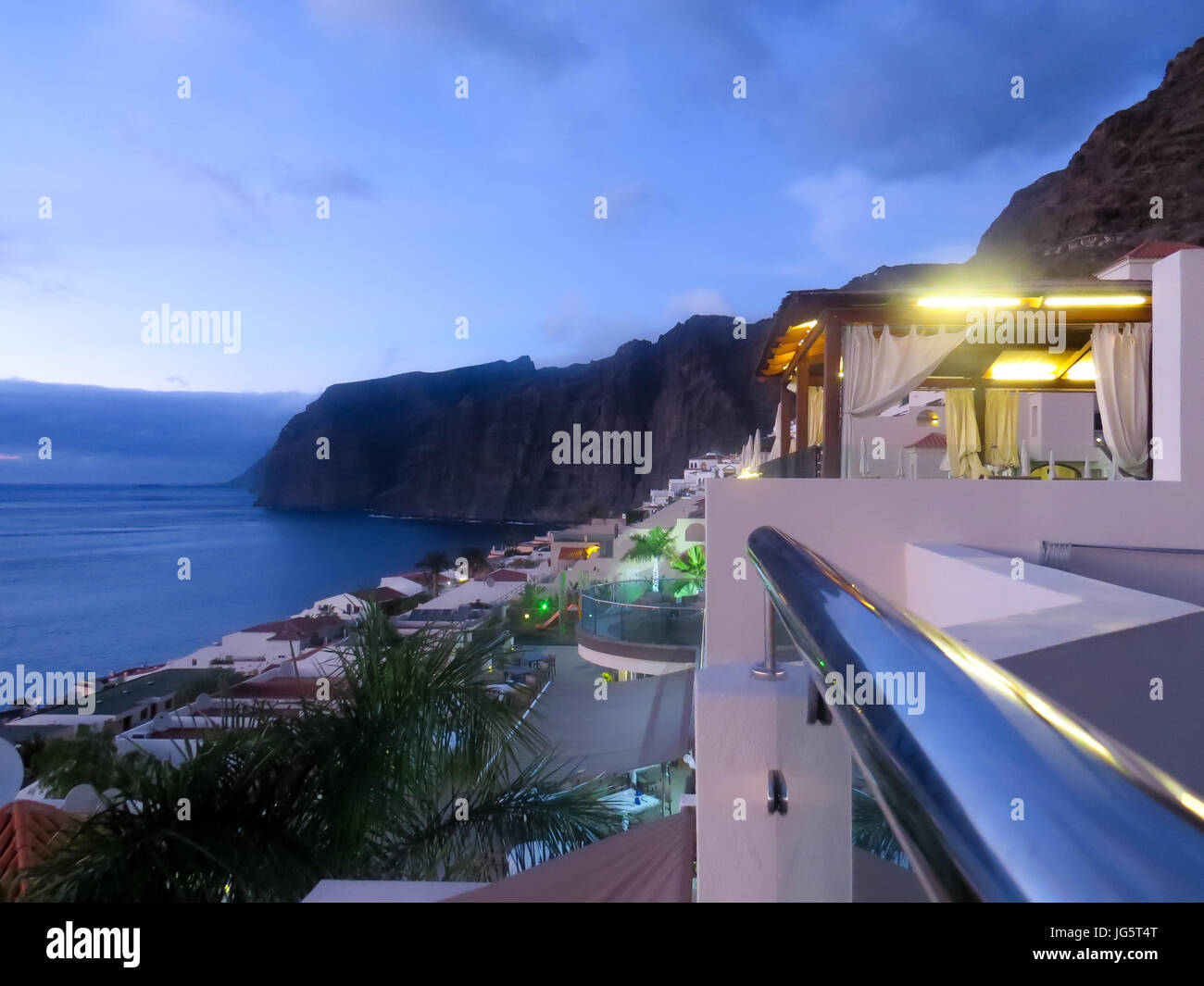 Royal couple balcony hi-res stock photography and images - Alamy