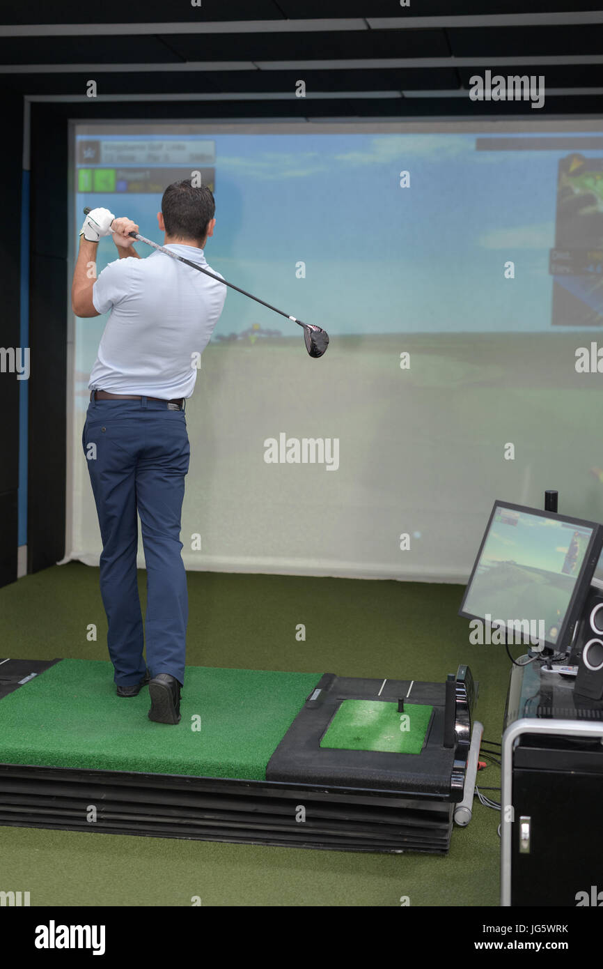 Golf simulation hi-res stock photography and images - Alamy