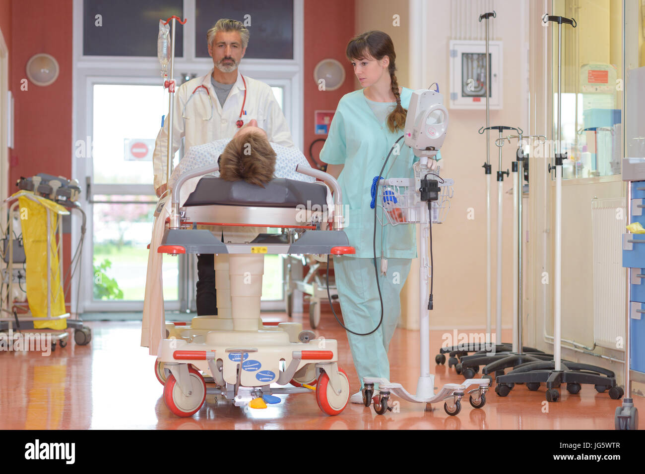 doctor and nurse around patient laying in stretcher Stock Photo - Alamy