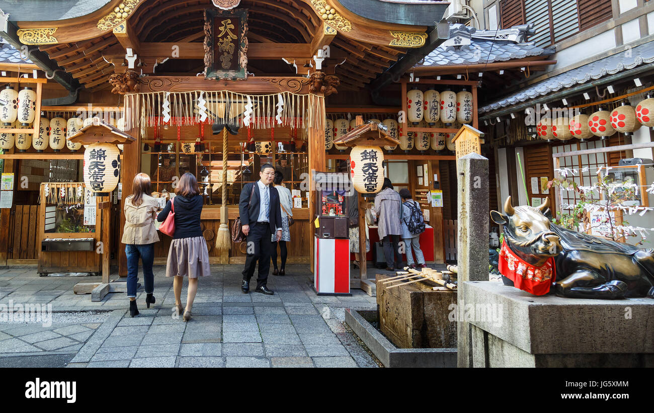 Nishiki Tenmangu Shrine at Teramachi shopping street in downtown Kyoto ...