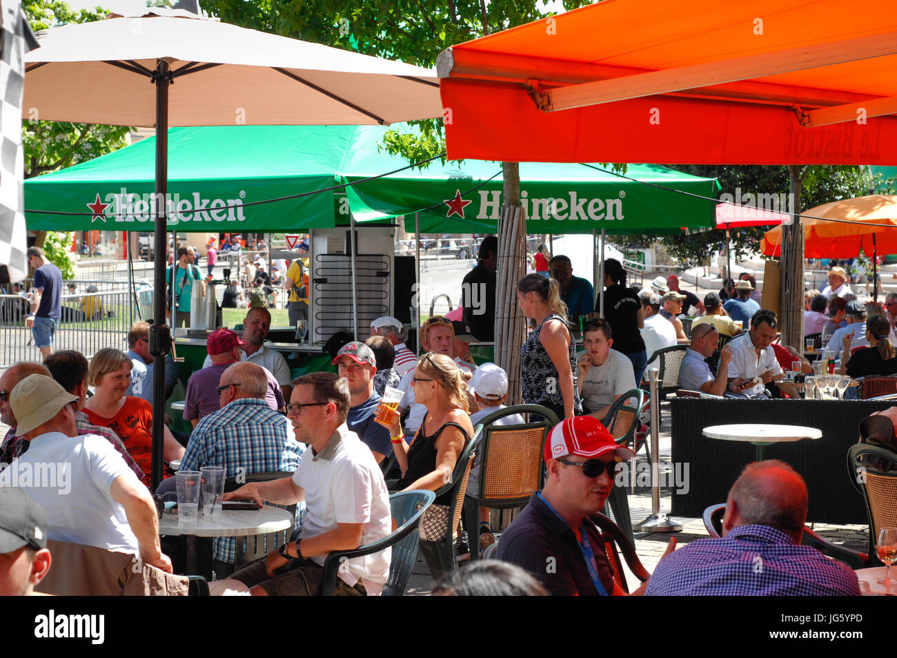 Busy outdoor bar and restaurant in Le Mans France Stock Photo - Alamy