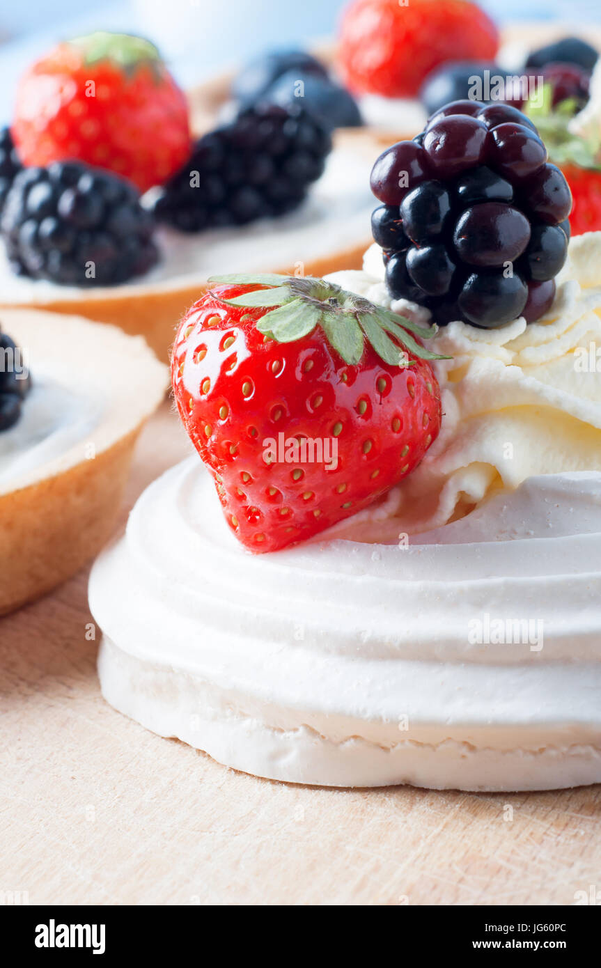 Meringue and fruit hi-res stock photography and images - Alamy