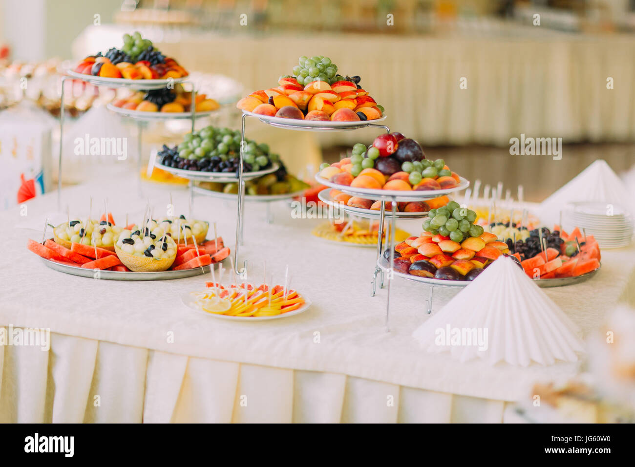 The table setting of the fresh fruit coner Stock Photo - Alamy