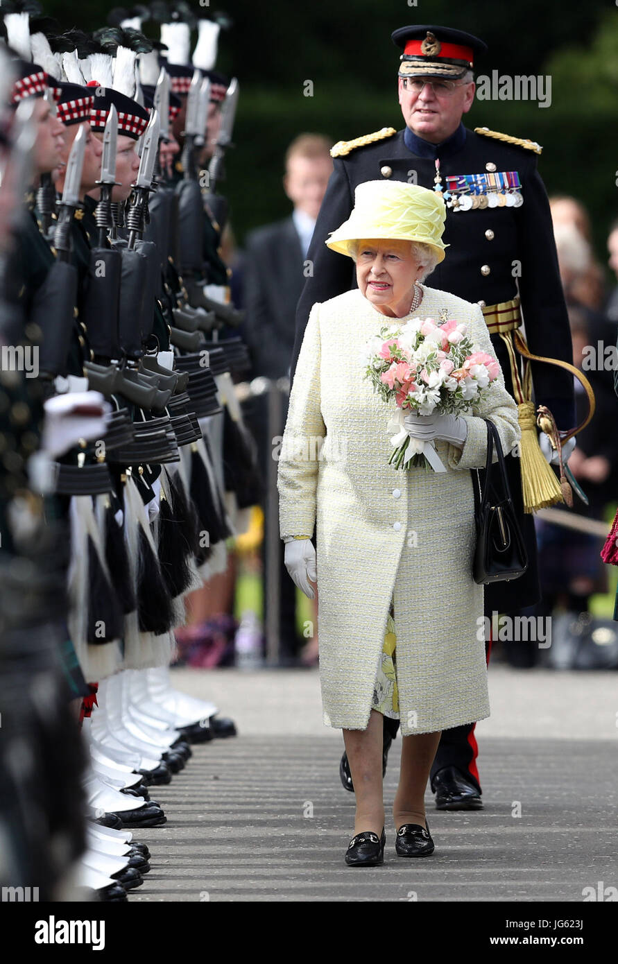 Queen Elizabeth II inspects members of the Balaklava Company (5 SCOTS ...