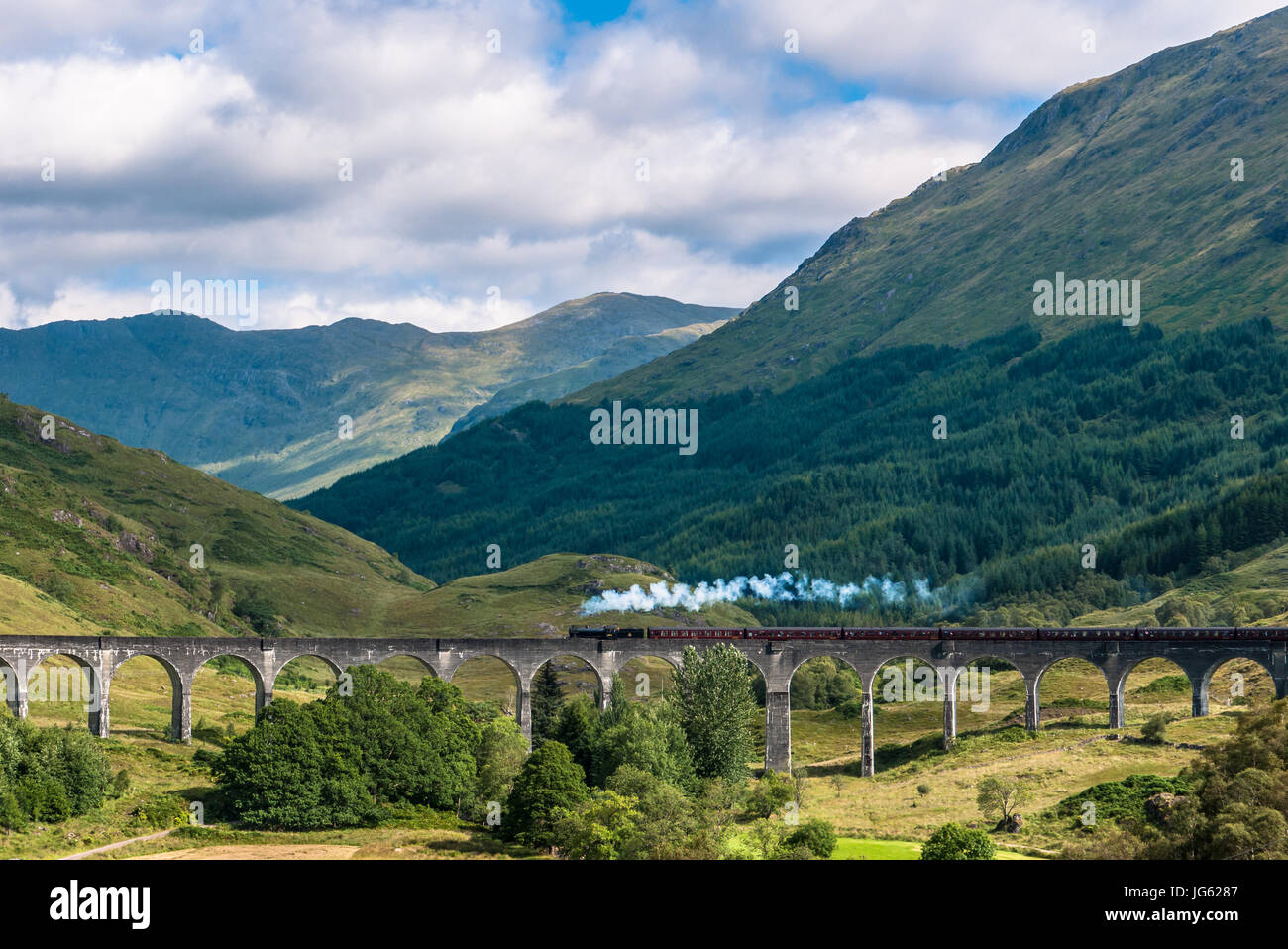 The Jacobite train over Glenfinnan viaduct (Hogwarts Express Stock ...