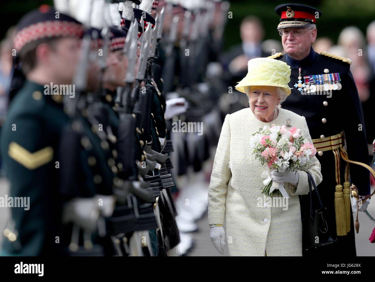 Queen Elizabeth II inspects members of the Balaklava Company (5 SCOTS ...