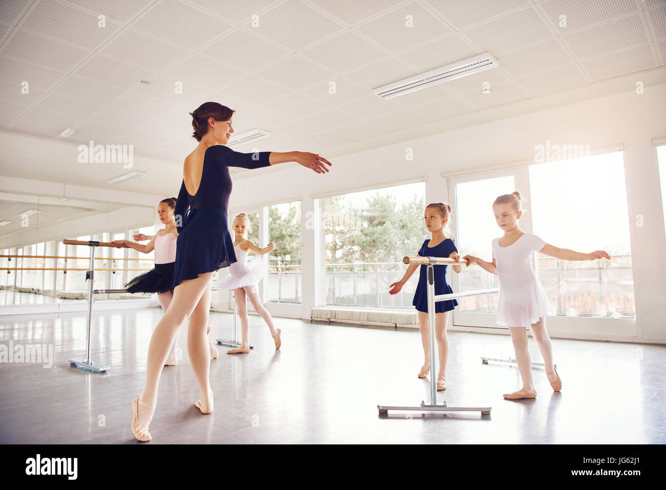 Girls dancing class hi-res stock photography and images - Alamy