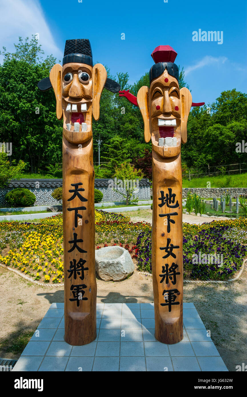 Funny statues hi-res stock photography and images - Alamy