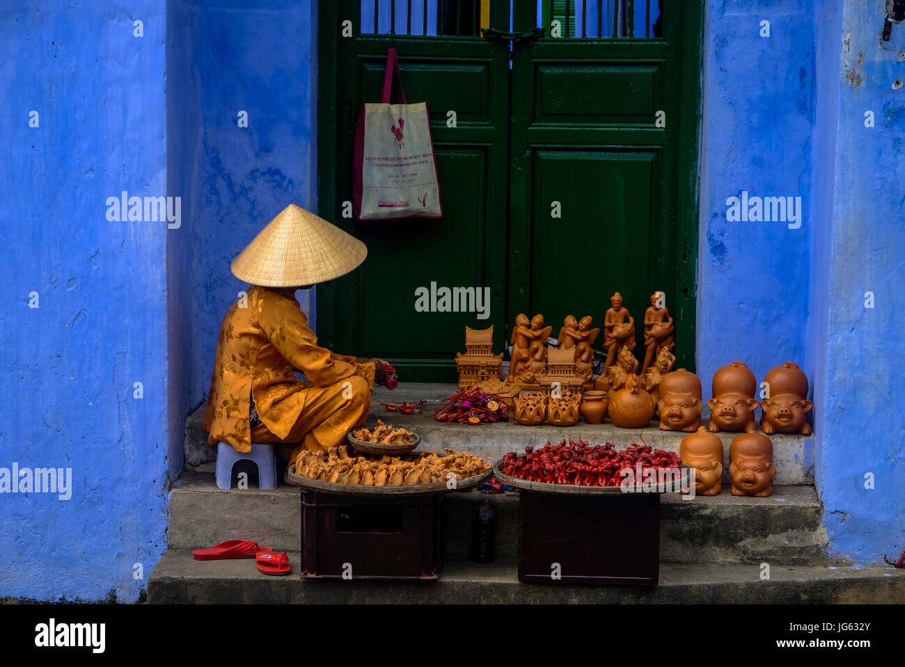 The traders, hawkers, residents, vendors and landmarks of Hoi An ...