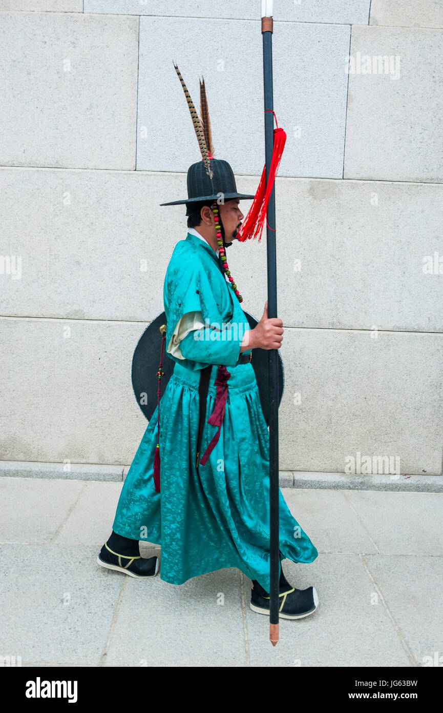 Guard at the Ceremonial changing of the guard, Gyeongbokgung palace ...