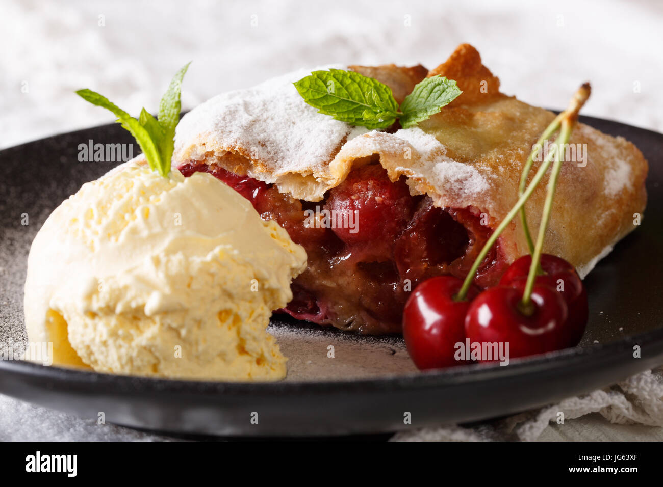 Cake viennese slice hi-res stock photography and images - Alamy