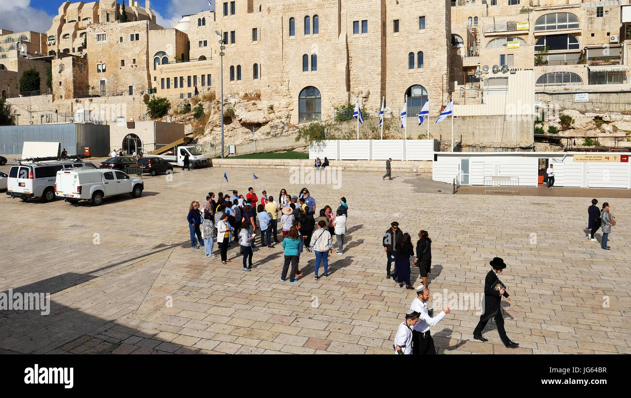 Group of tourists going to visit the Western Wall Stock Photo - Alamy