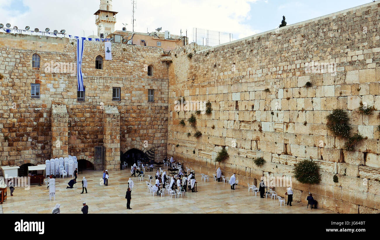 People pray at the Western Wall in Jerusalem Stock Photo - Alamy