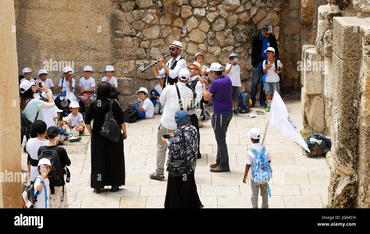 Israel Jewish children and people dancing outdoors Stock Photo - Alamy