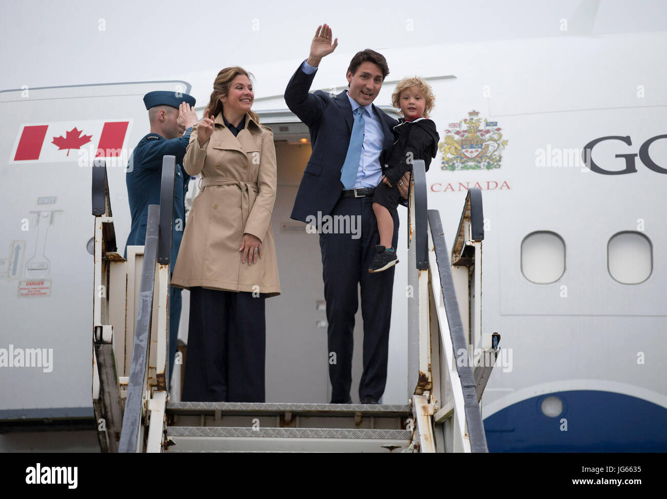 Canadian Prime Minister Justin Trudeau gets off a plane at Dublin ...