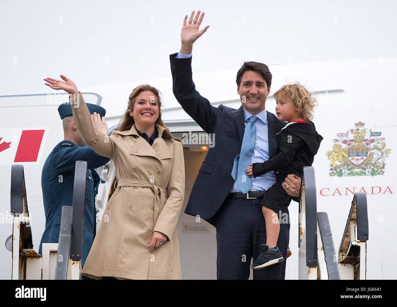 Canadian Prime Minister Justin Trudeau gets off a plane at Dublin ...