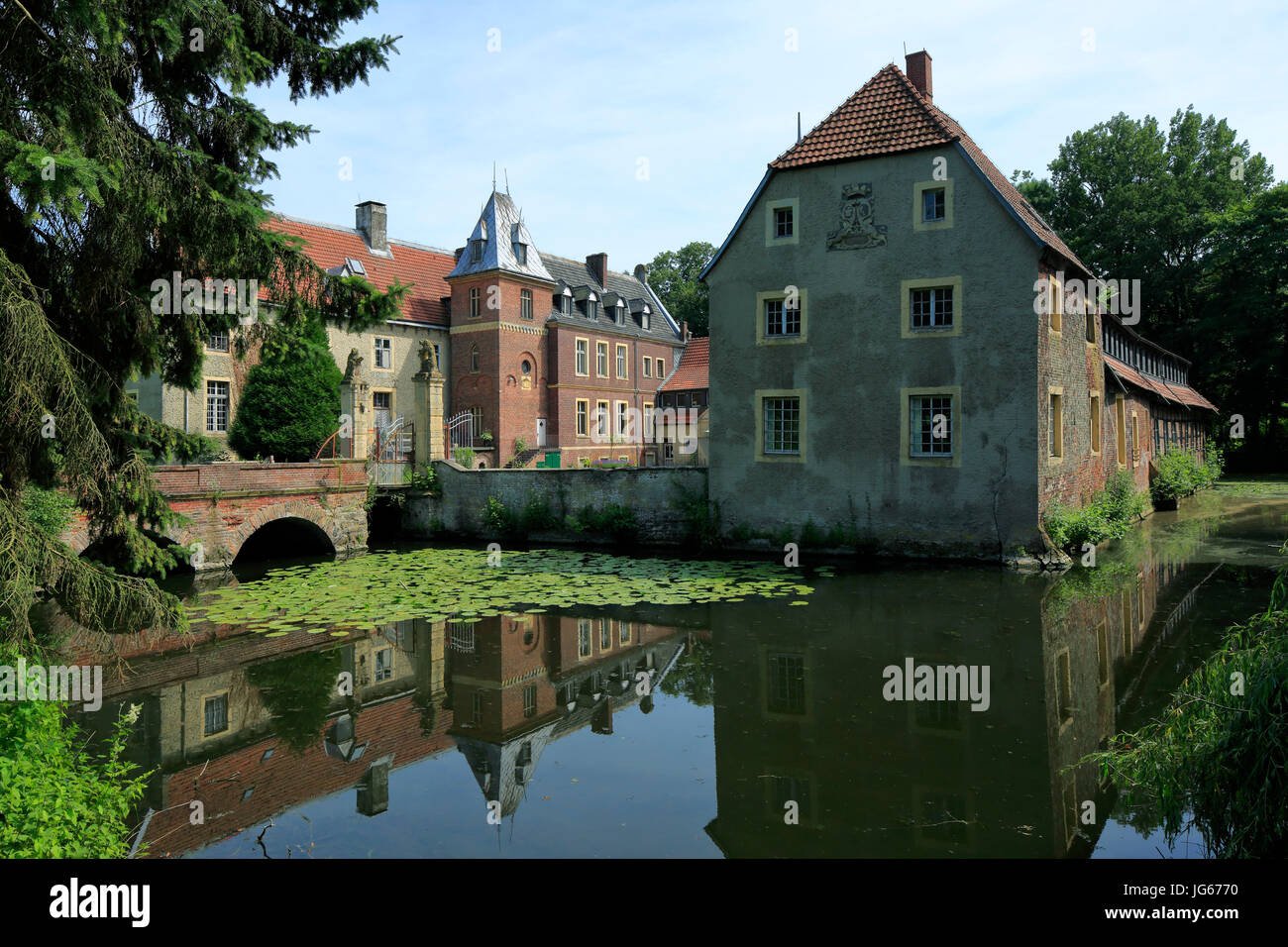 Schloss Senden, Wasserschloss mit Schlossbruecke und Graefte in Senden ...