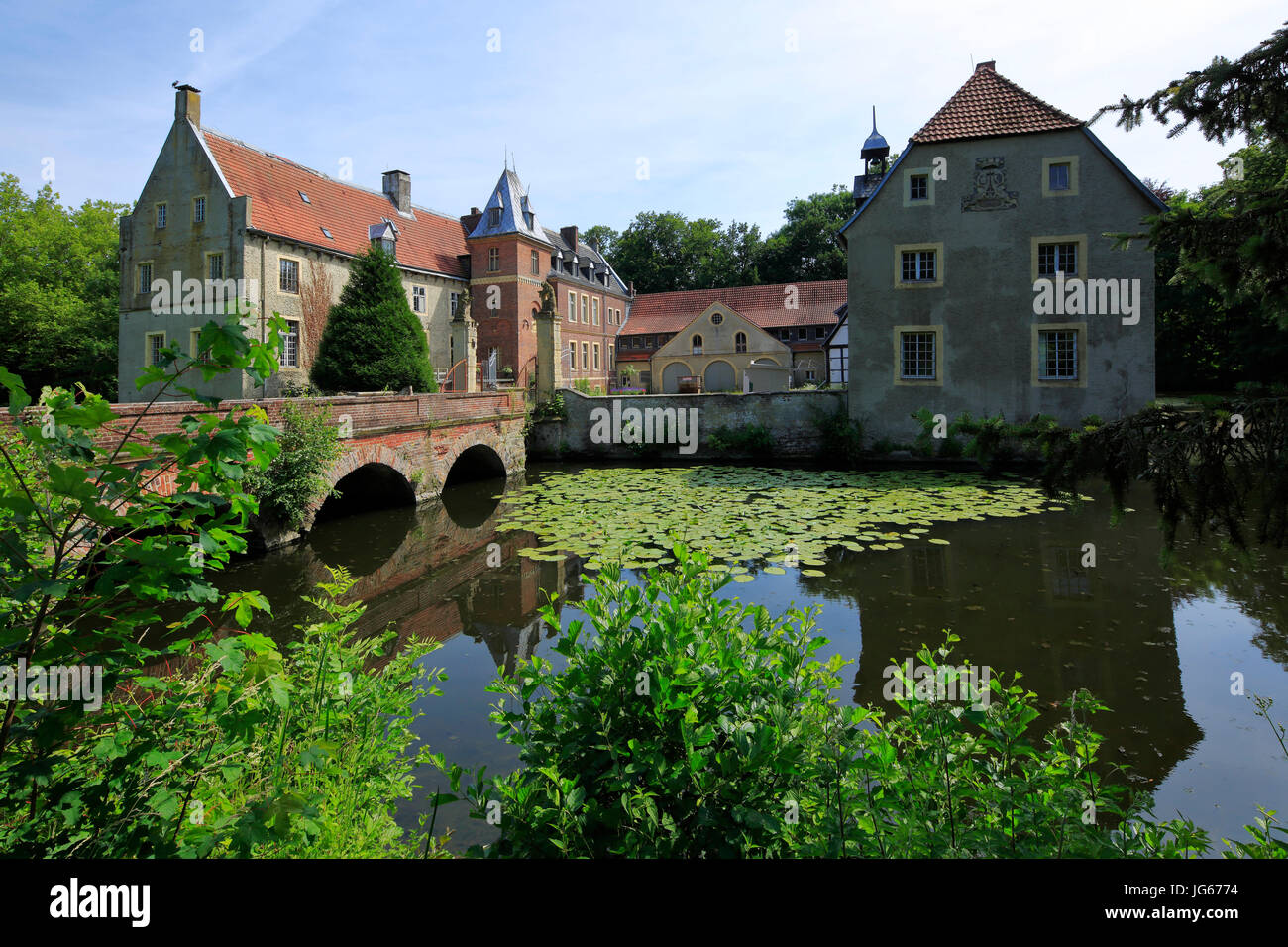 Schloss Senden, Wasserschloss mit Schlossbruecke und Graefte in Senden ...