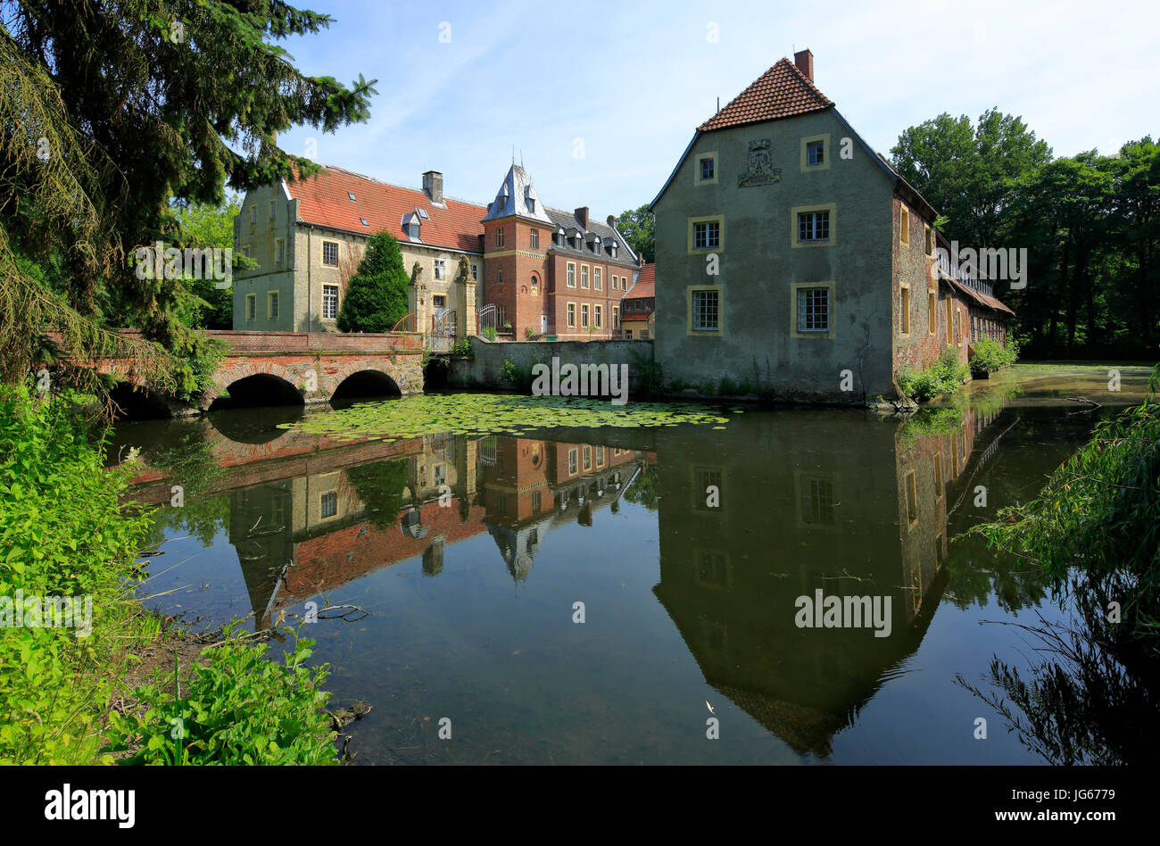 Schloss Senden, Wasserschloss mit Schlossbruecke und Graefte in Senden ...