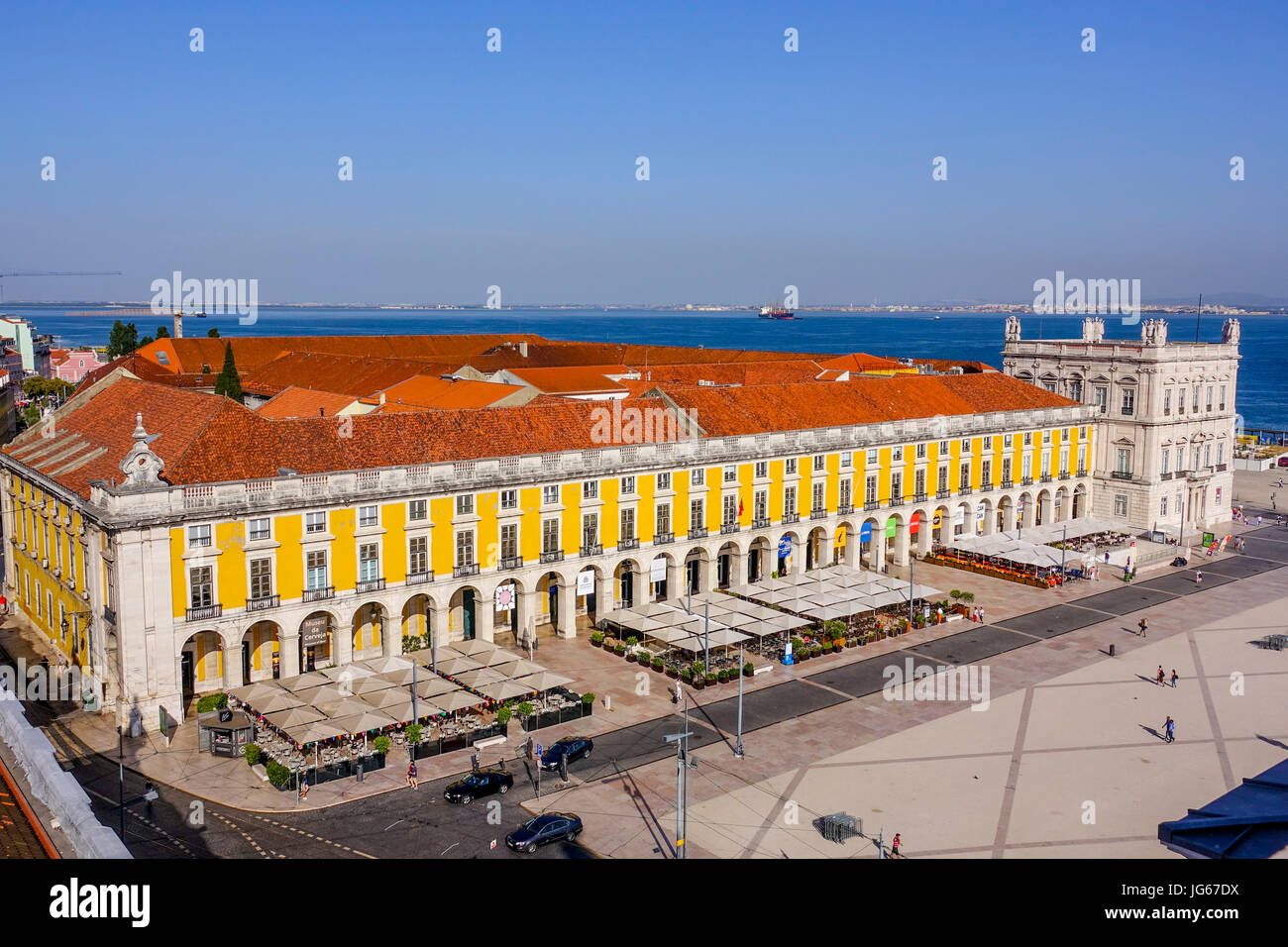 Most beautiful landmark in Lisbon - The famous Comercio Square at Tagus ...