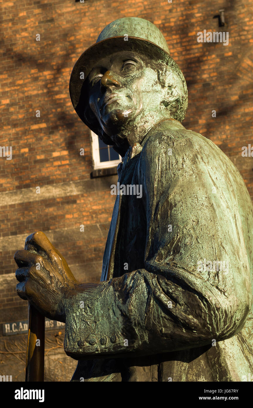 The statue of Hans Christian Andersen in Radhuspladsen, Town Hall ...