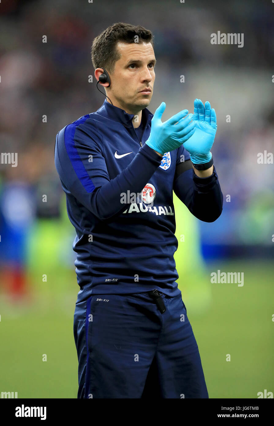 Football england physio hi-res stock photography and images - Alamy