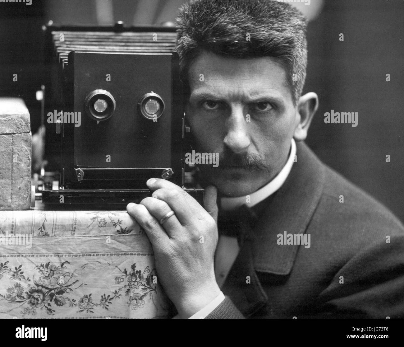 Self picture via mirror - Frédéric Boissonnas - 1900 Stock Photo - Alamy