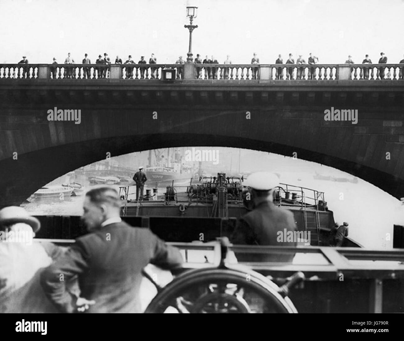 Under london bridge hi-res stock photography and images - Alamy