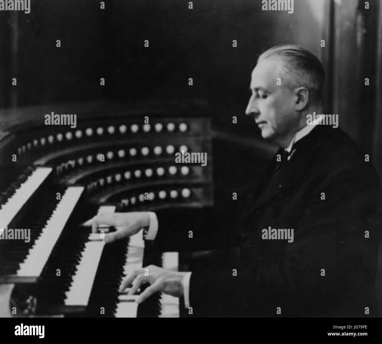 Marcel Dupré au grand orgue de Saint-Sulpice à Paris Stock Photo - Alamy