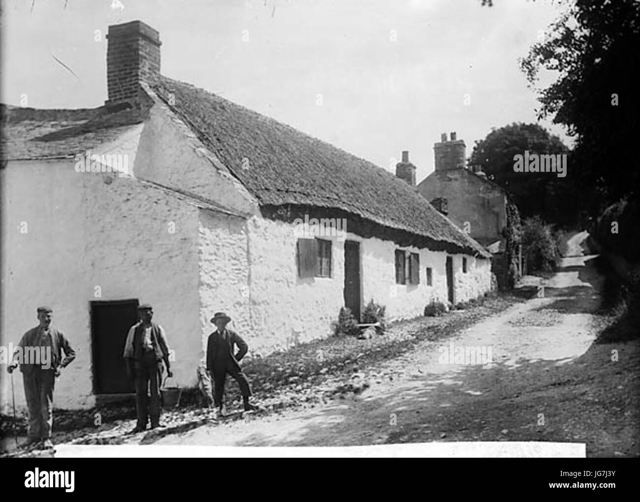 Welsh thatched roof cottage hi-res stock photography and images - Alamy