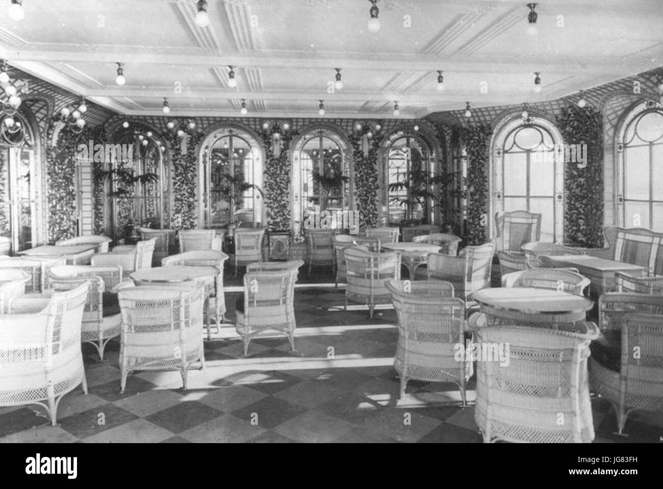 Verandah cafe hi-res stock photography and images - Alamy