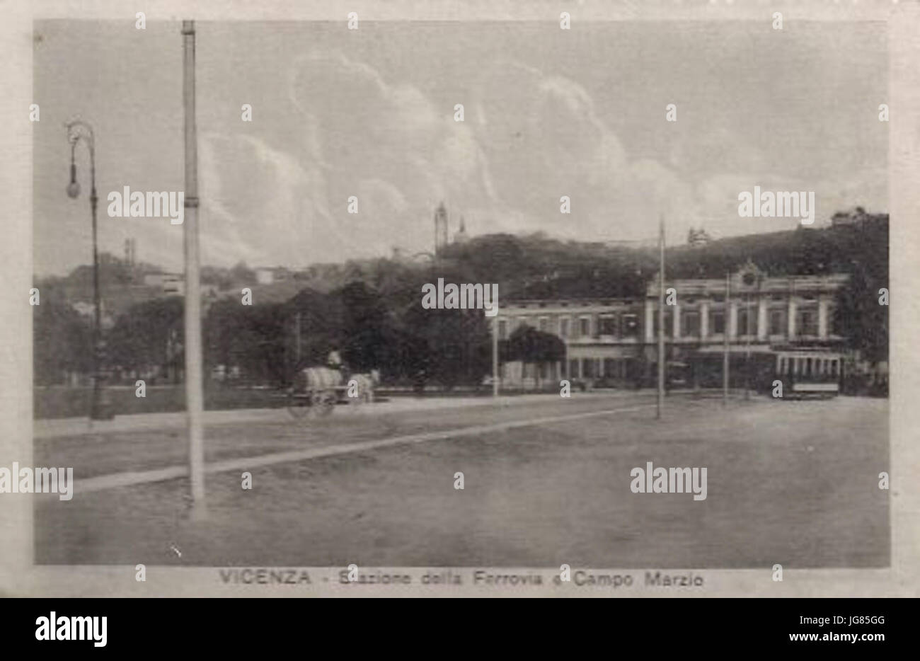 Vicenza Stazione FS con tram Stock Photo - Alamy