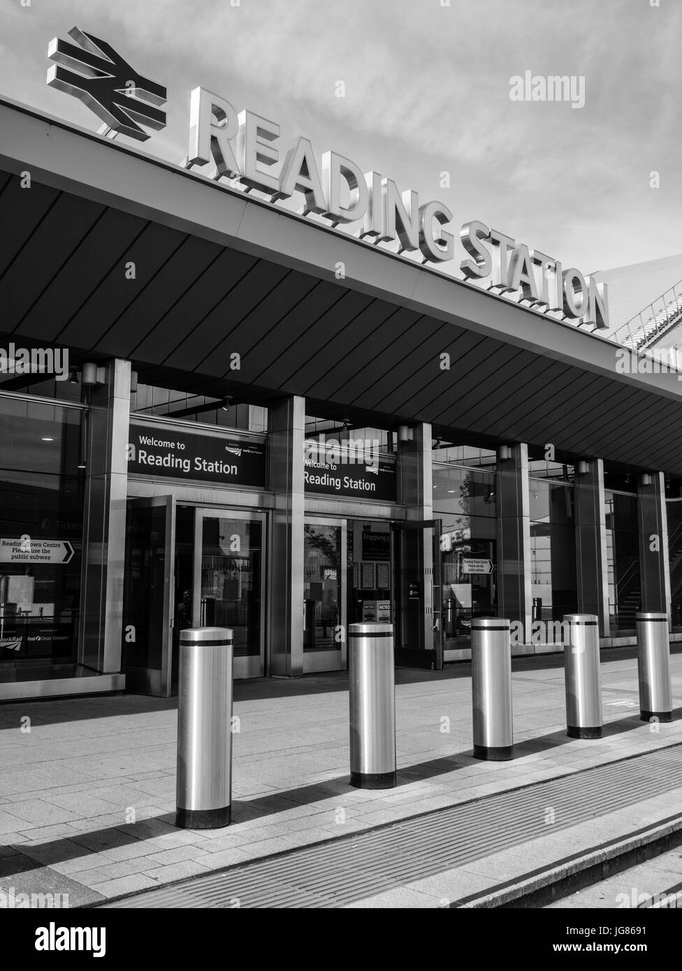 Reading Mainline Railway Station, Reading, Berkshire, England Stock ...