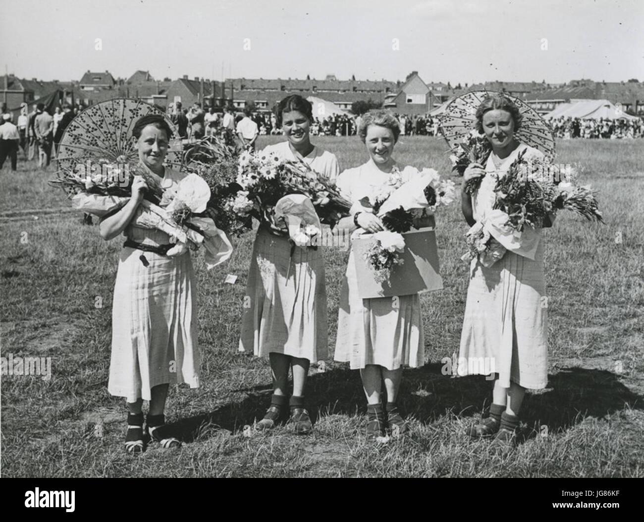 Vier stralende deelneemsters poseren op het Molenveld aan het einde van ...