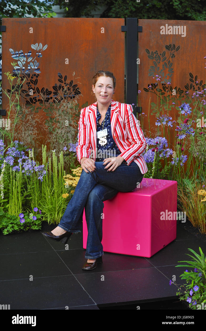 London flower box spring summer hi-res stock photography and images - Alamy