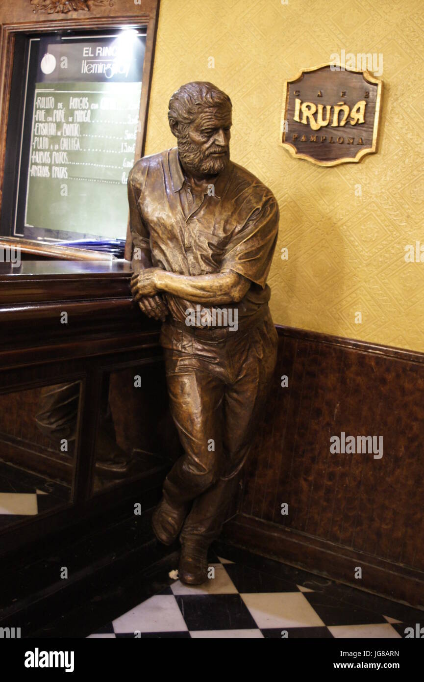 Pamplona, Spain. 25th June, 2017. A life-sized statue of Hemingway ...